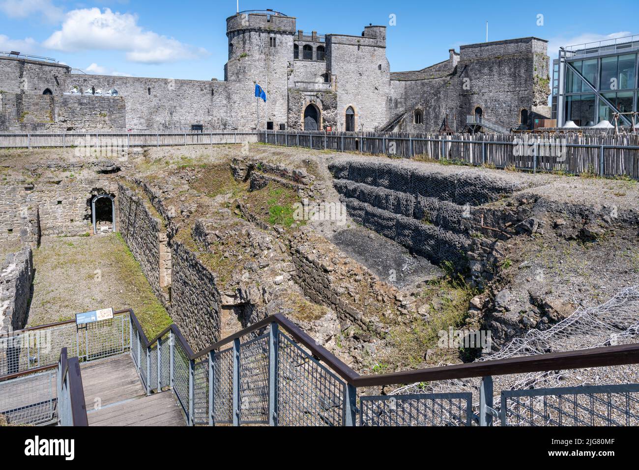 Limerick city king john castle hi-res stock photography and images - Alamy