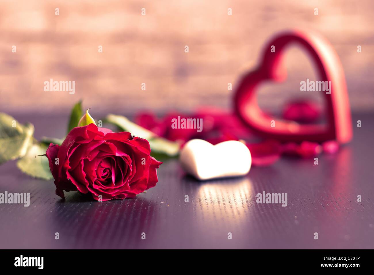 Couple hearts red roses hi-res stock photography and images - Alamy