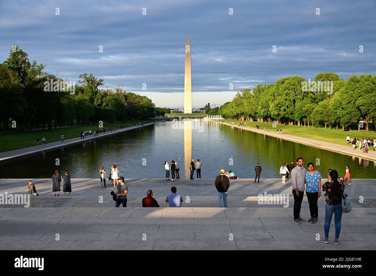 Reflecting Pool and Washington Monument on the National Mall ...