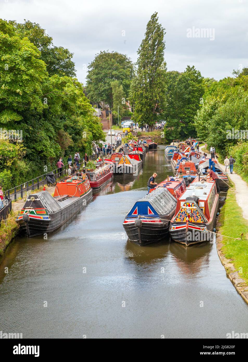 Gathering of working canal narrowboats hi-res stock photography and images - Alamy