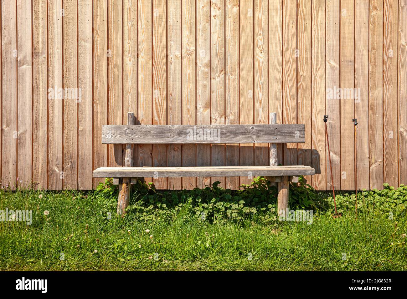 Bench in front of house hi-res stock photography and images - Alamy