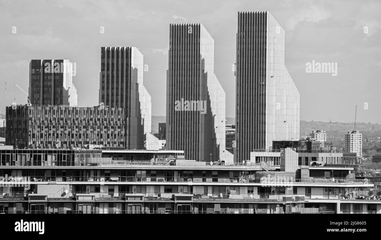 A grayscale shot of buildings and skyscrapers in Greenwich, London ...