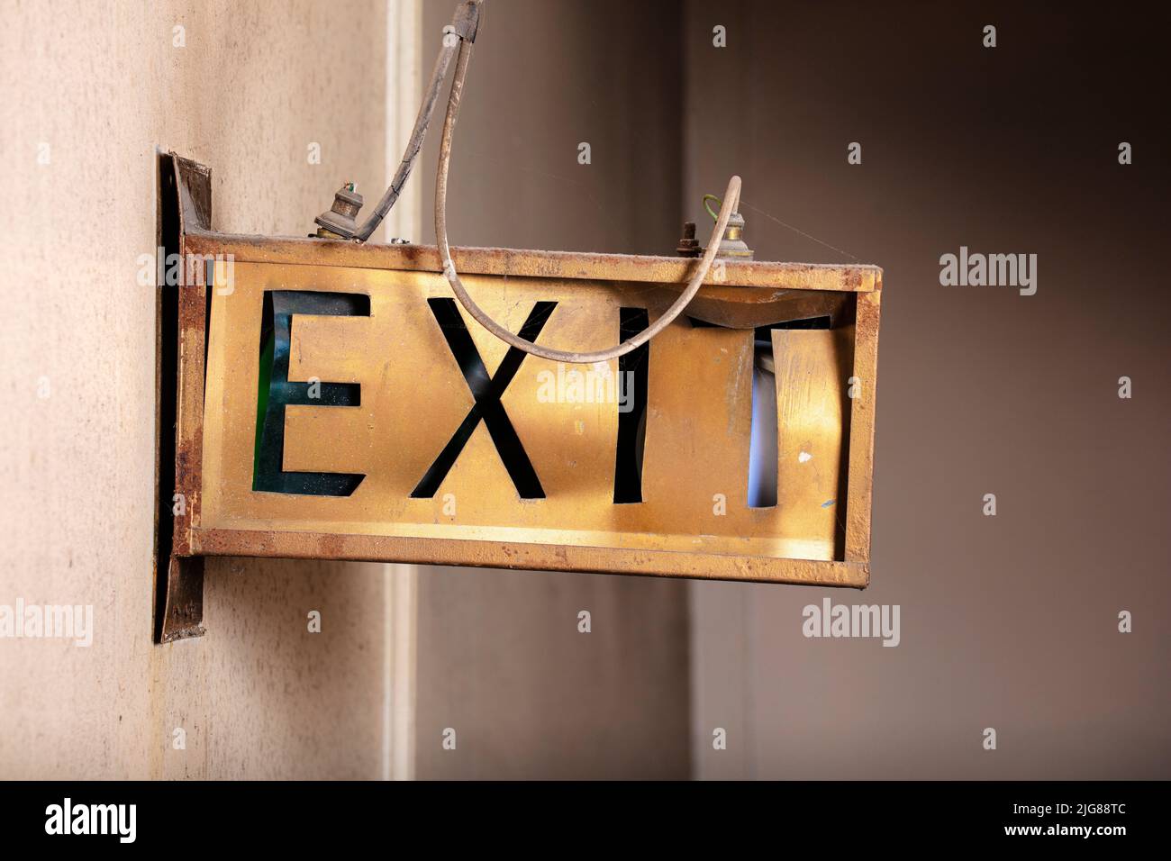 Projecting sign hi-res stock photography and images - Alamy