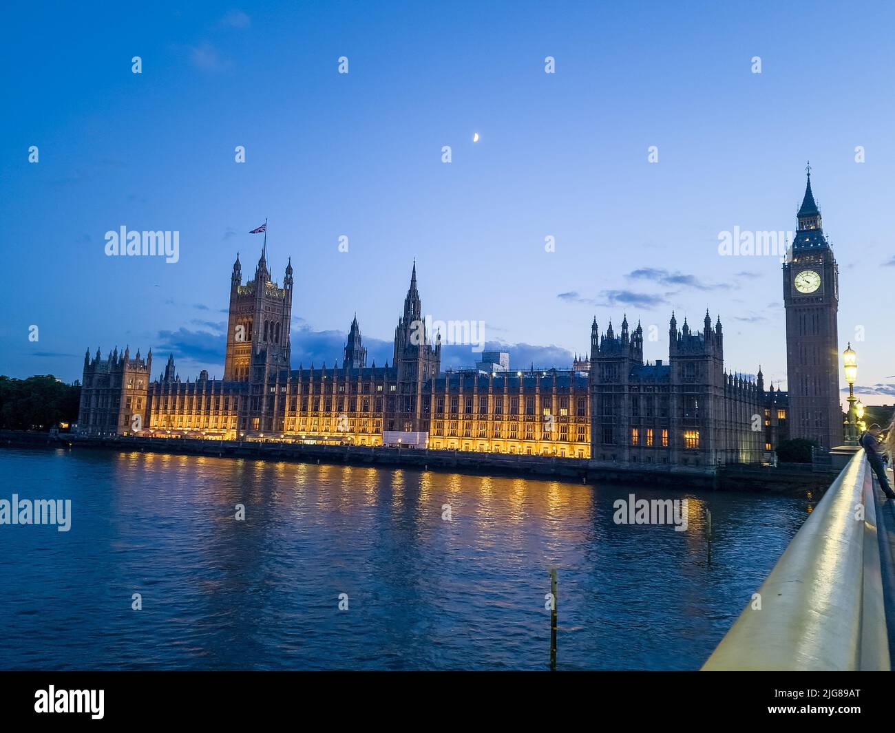 A view of the famous house of Parliament and Big Ben in the evening ...