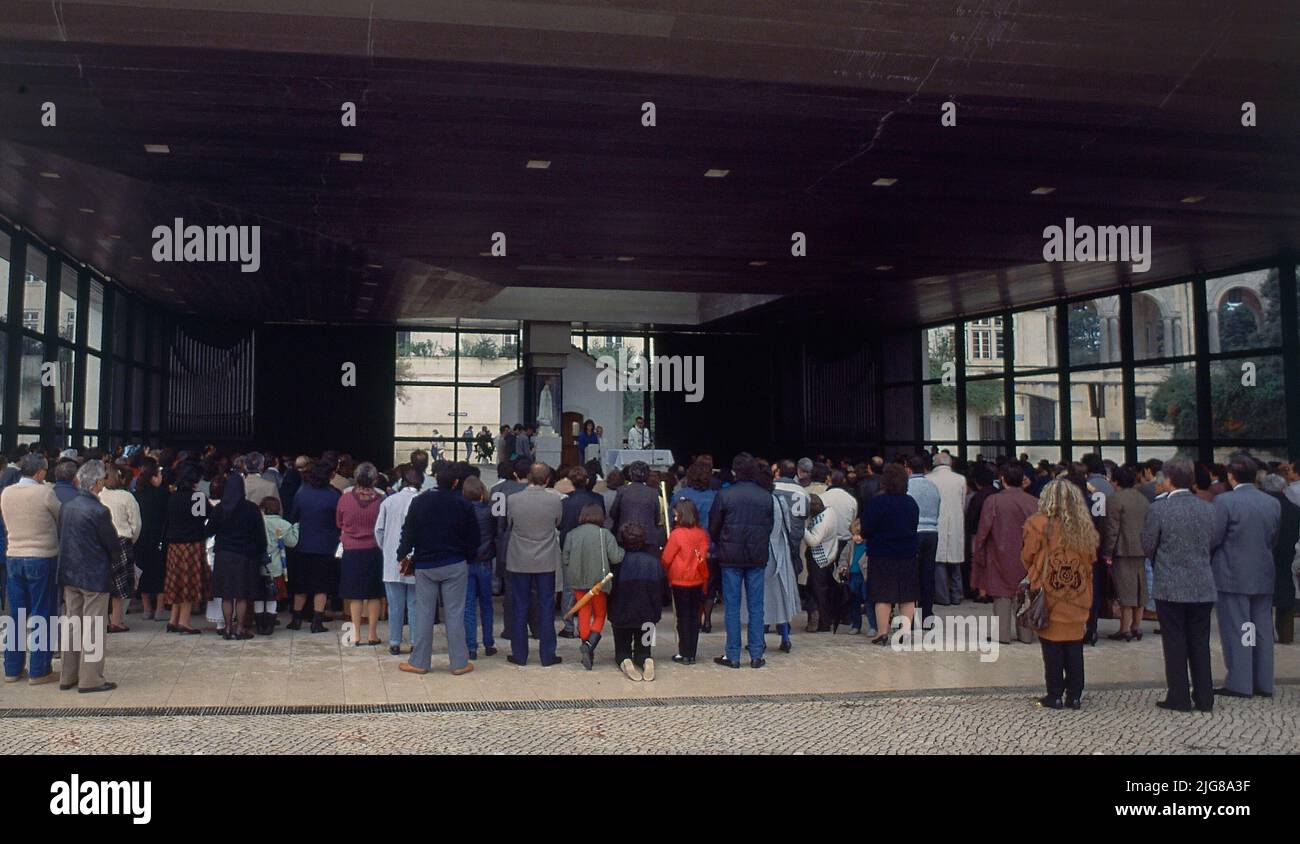 CAPILLA DE LA VIRGEN - GENTE OYENDO MISA. Location: SANTUARIO. Fatima ...