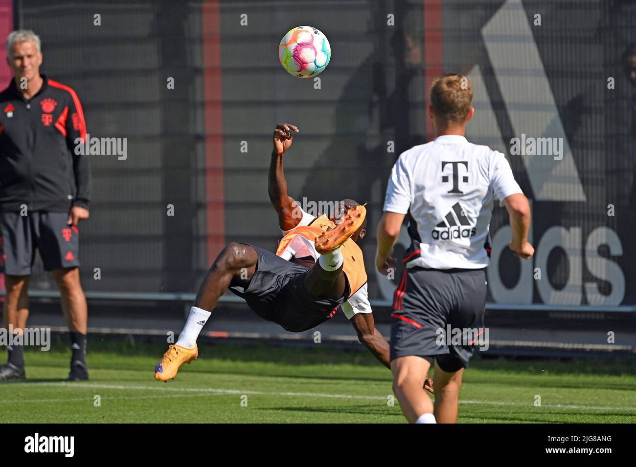 Football action overhead kick hi-res stock photography and images - Alamy