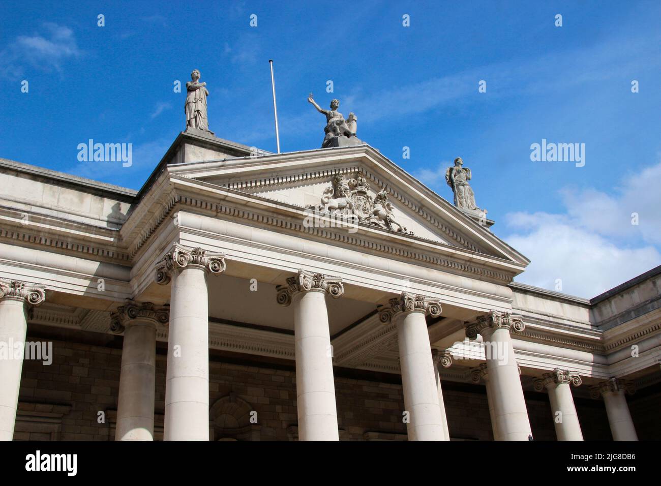 Bank building with pillars hi-res stock photography and images - Alamy