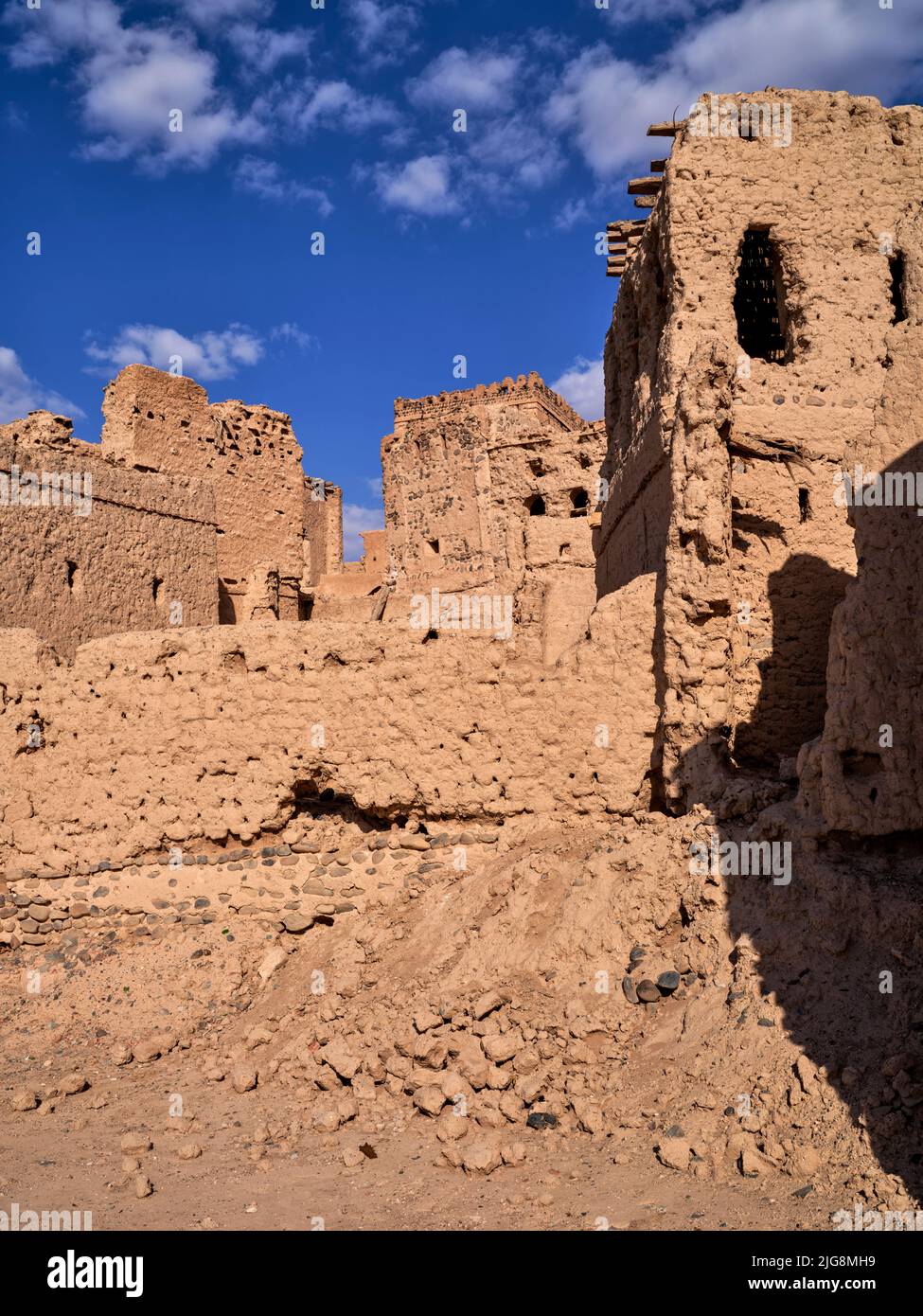 Historic mud city of Sinaw, Oman Stock Photo - Alamy