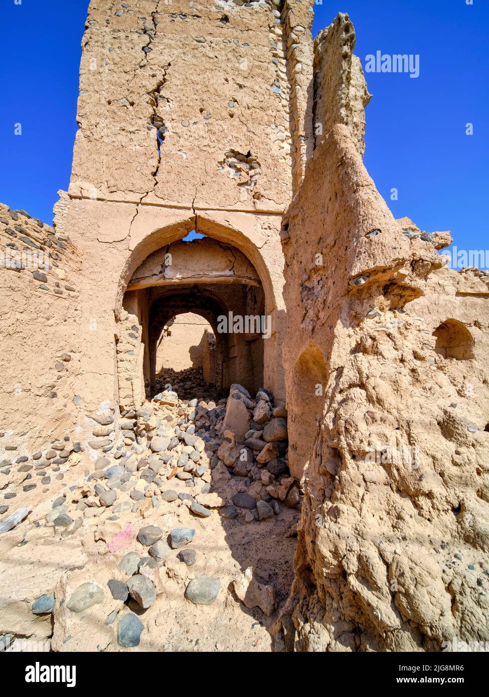 Historic mud city of Sinaw, Oman Stock Photo - Alamy