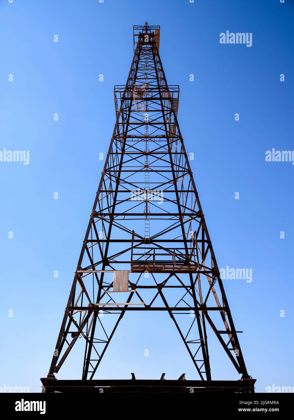 Drilling rig in the desert hi-res stock photography and images - Alamy