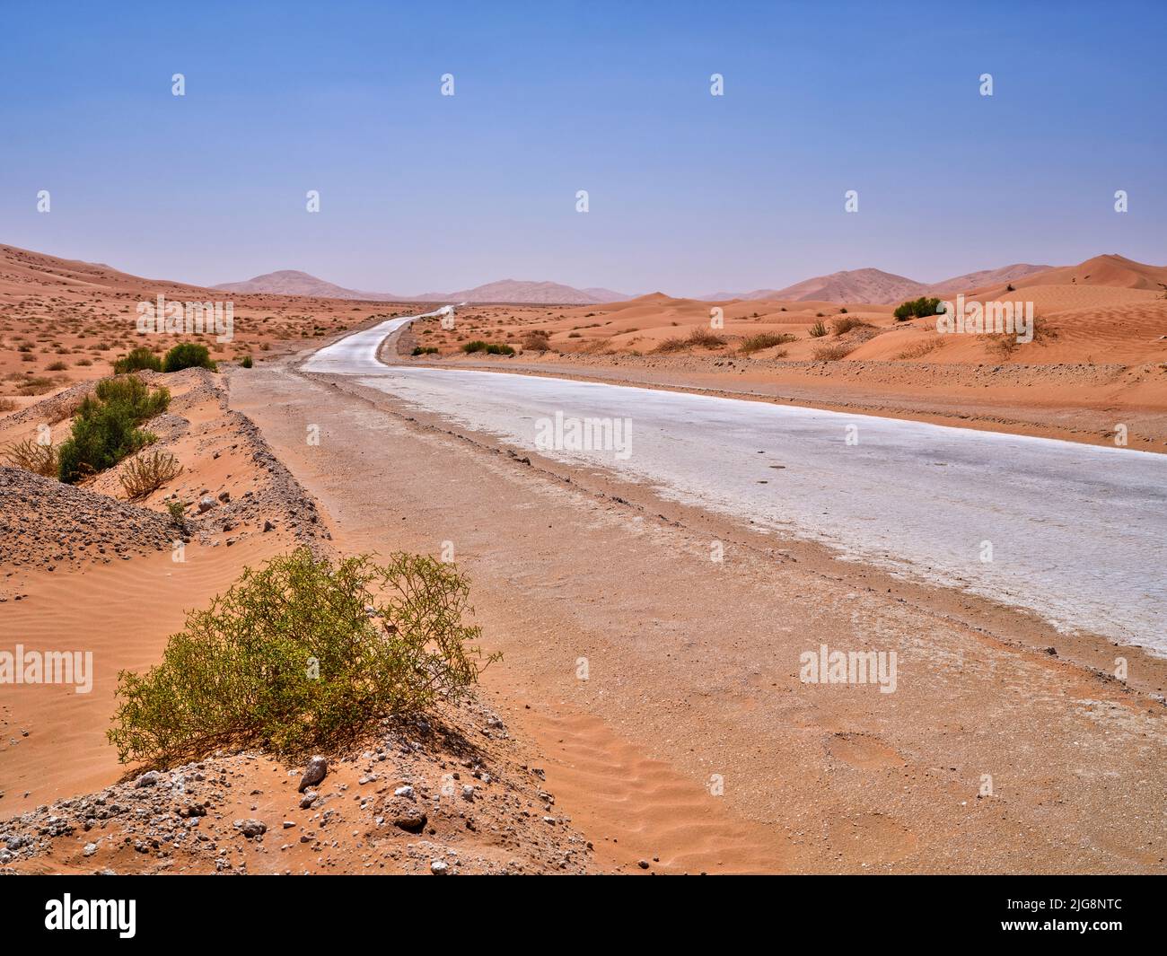 On the road in the dunes of the Rub-al-Khali, Oman Stock Photo - Alamy