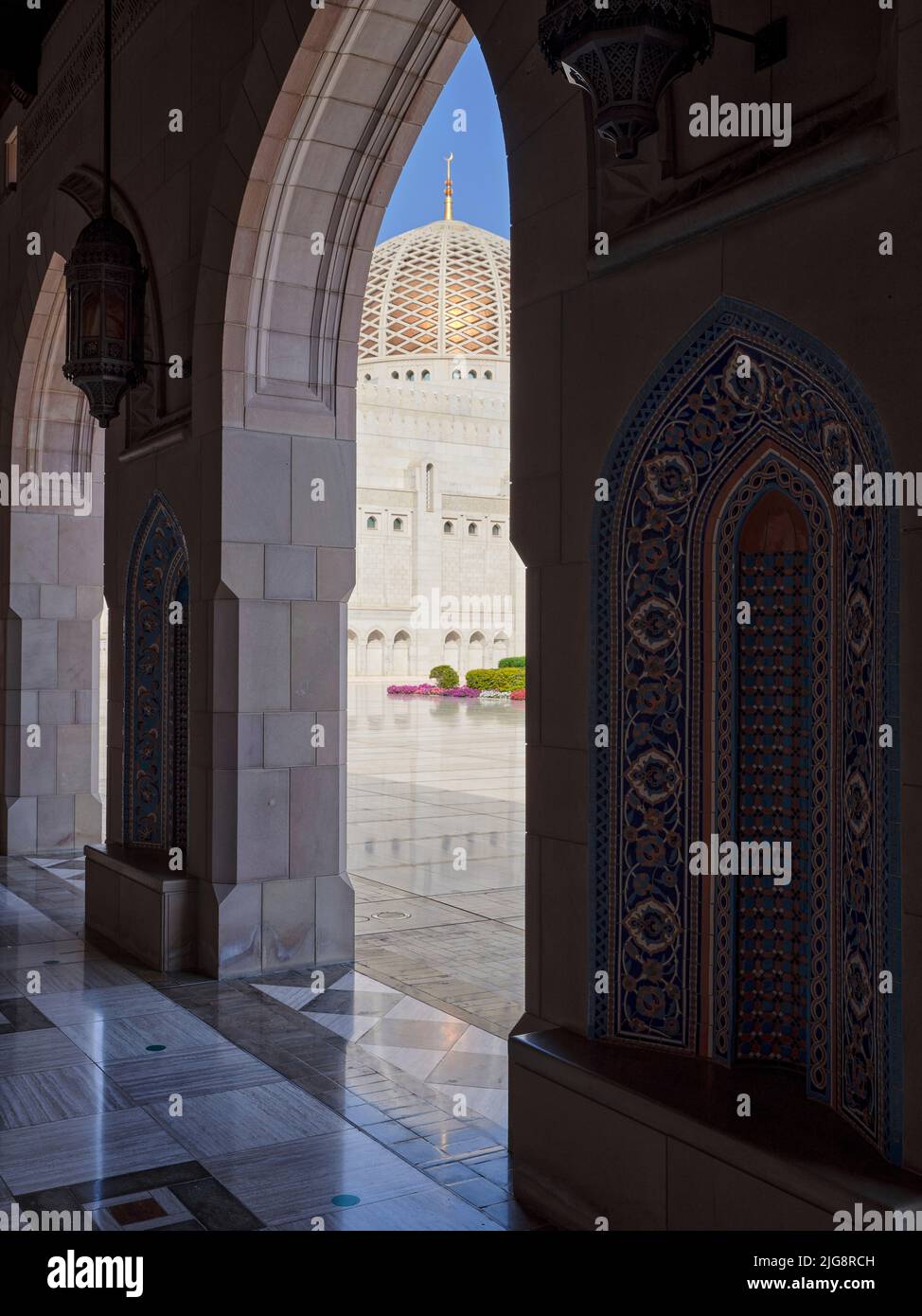 Great sultan qabus mosque in muscat hi-res stock photography and images ...