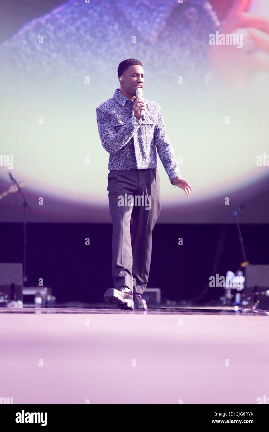 Giveon performing hi-res stock photography and images - Alamy
