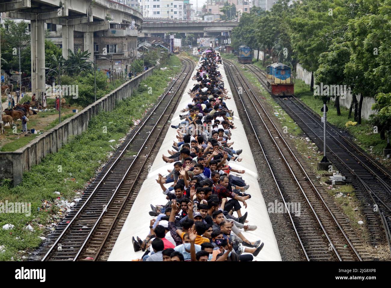 Crowd waits for train hi-res stock photography and images - Alamy