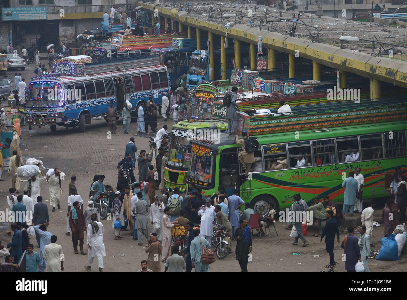 July 8, 2022, Lahore, Punjab, Pakistan: Pakistani people boarding roof ...