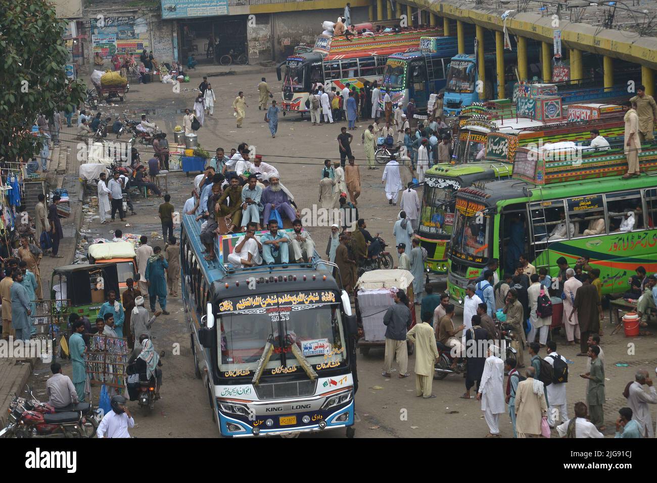 July 8, 2022, Lahore, Punjab, Pakistan: Pakistani people boarding roof ...