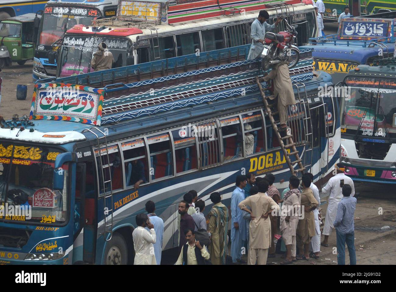 July 8, 2022, Lahore, Punjab, Pakistan: Pakistani people boarding roof ...
