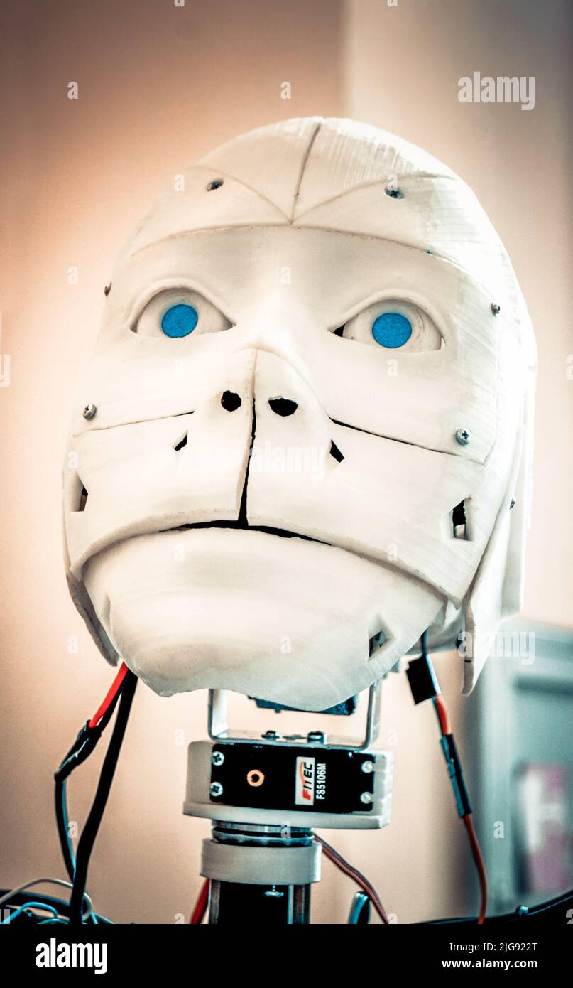 Face robot close-up. Face of an old robot made of white shabby plastic ...