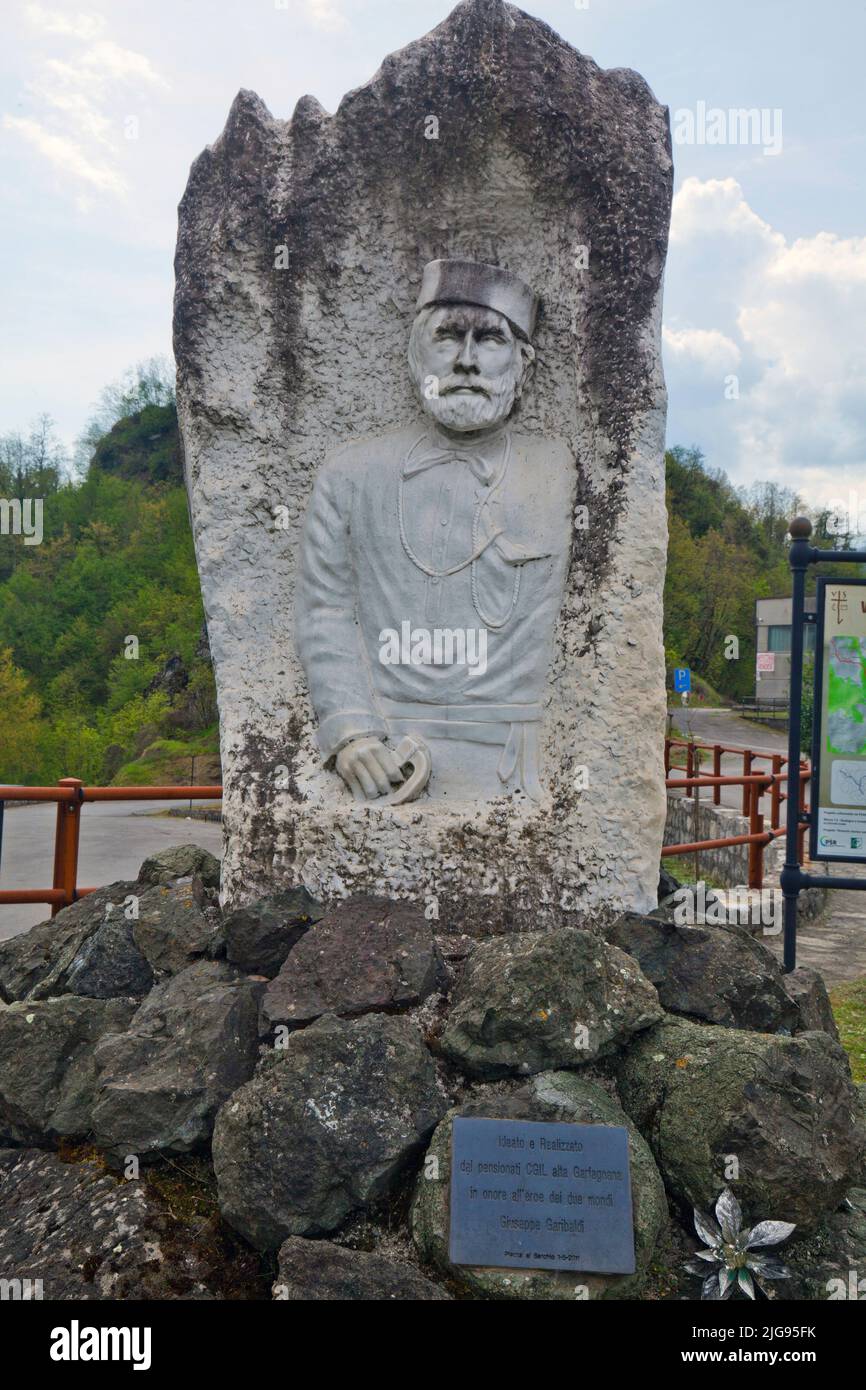 Monument to Guiseppe Garibaldi in Piazza al Serchio in Tuscany Stock ...