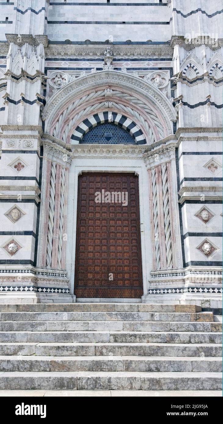 Portal at the Cathedral of Siena, Cattedrale di Santa Maria Assunta ...