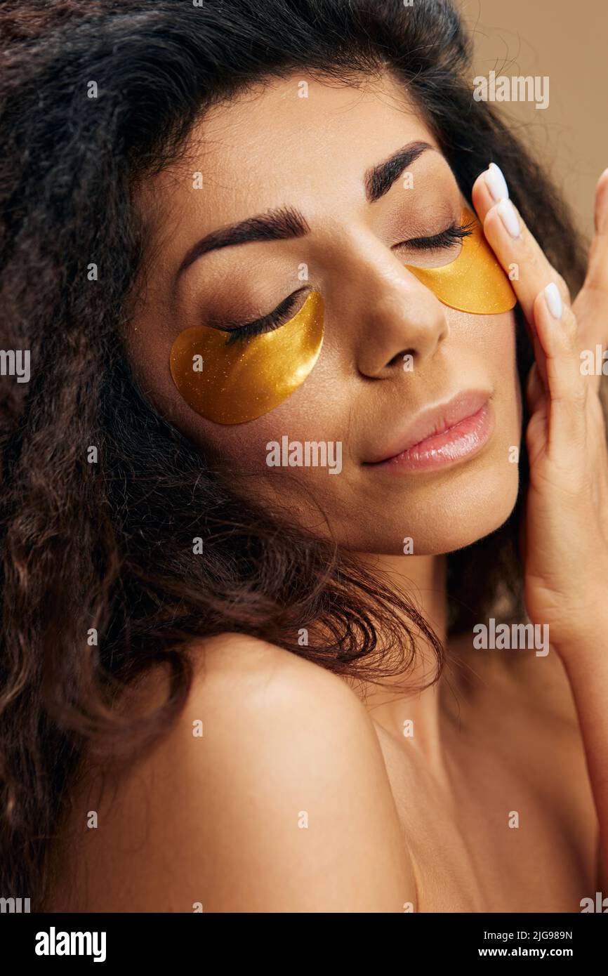 Gold under eye patches hi-res stock photography and images - Alamy