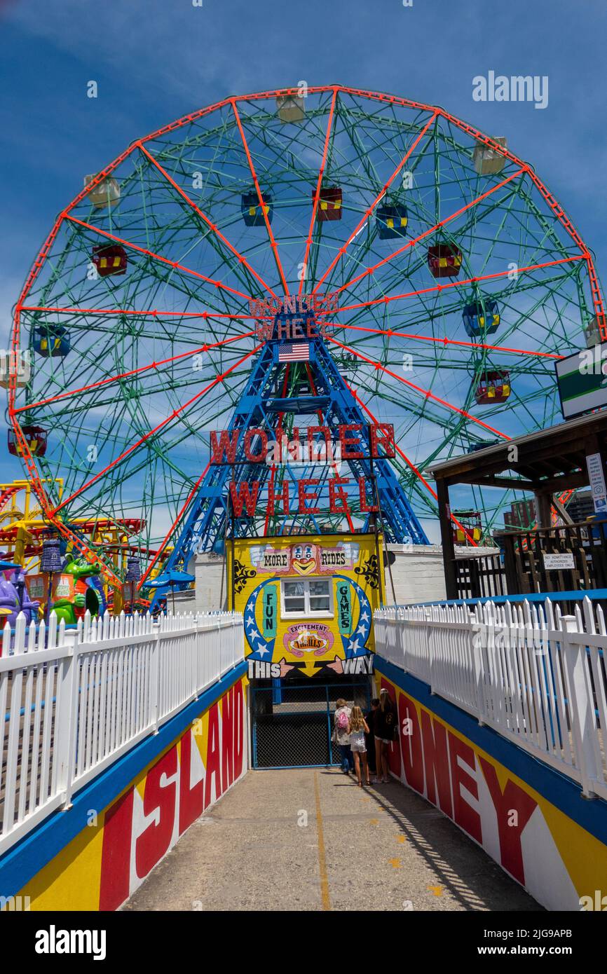 Wonder wheel astroland amusement park hi-res stock photography and ...