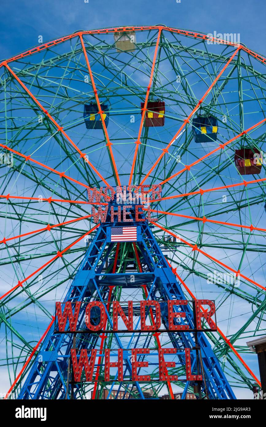 Wonder wheel astroland amusement park hi-res stock photography and ...