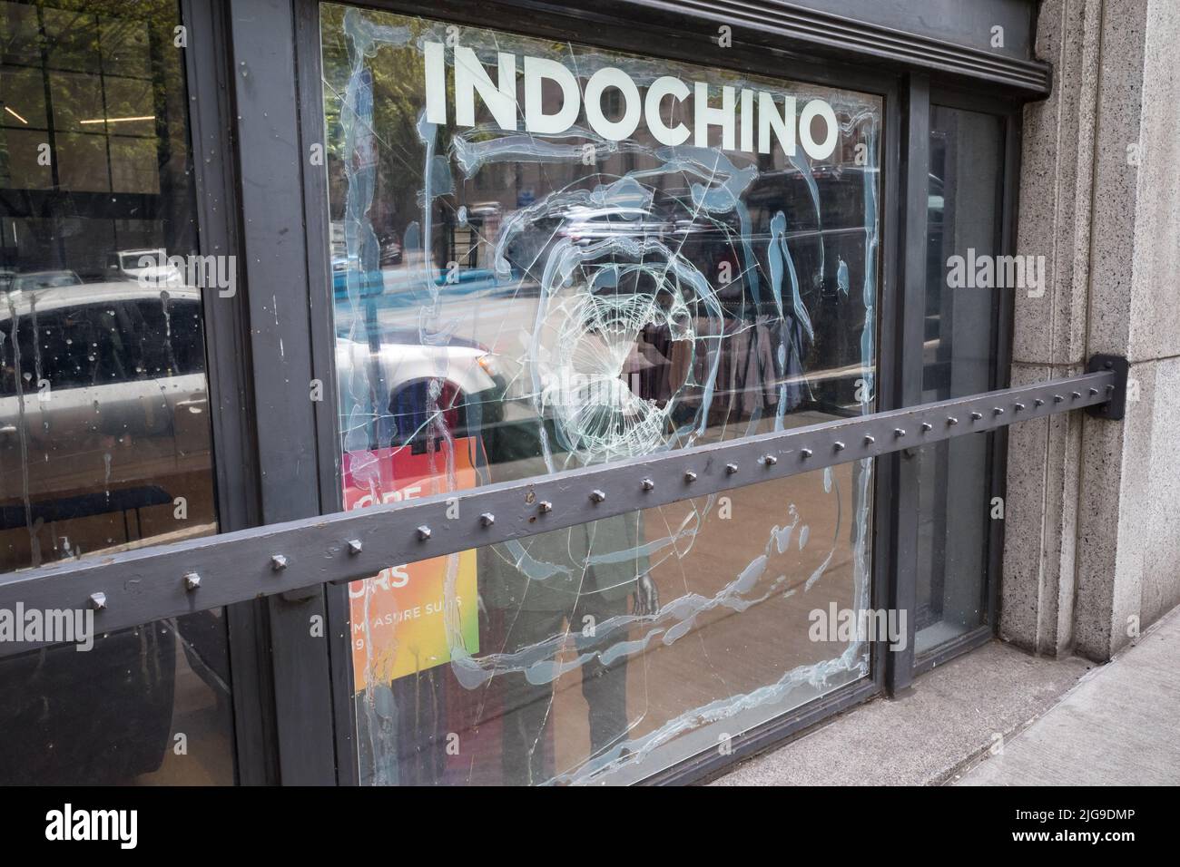 Seattle, USA. 5 Jul, 2022. A smashed door at a business westlake Stock ...