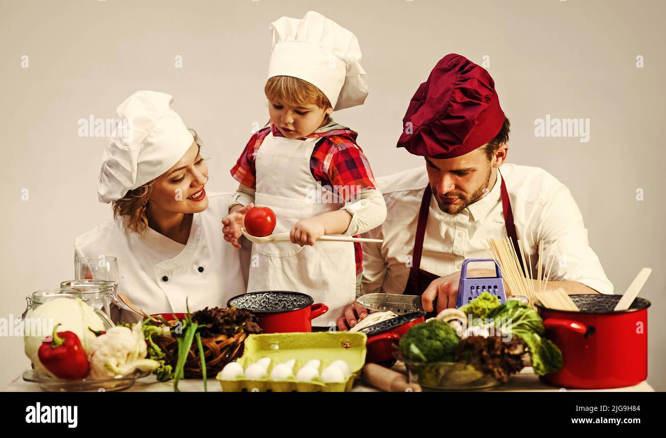 Cooking family hi-res stock photography and images - Alamy