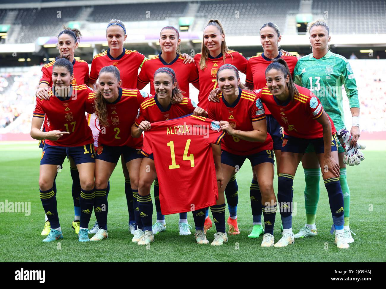 Milton Keynes, England, 8th July 2022. Spain Women’s team hold up a ...