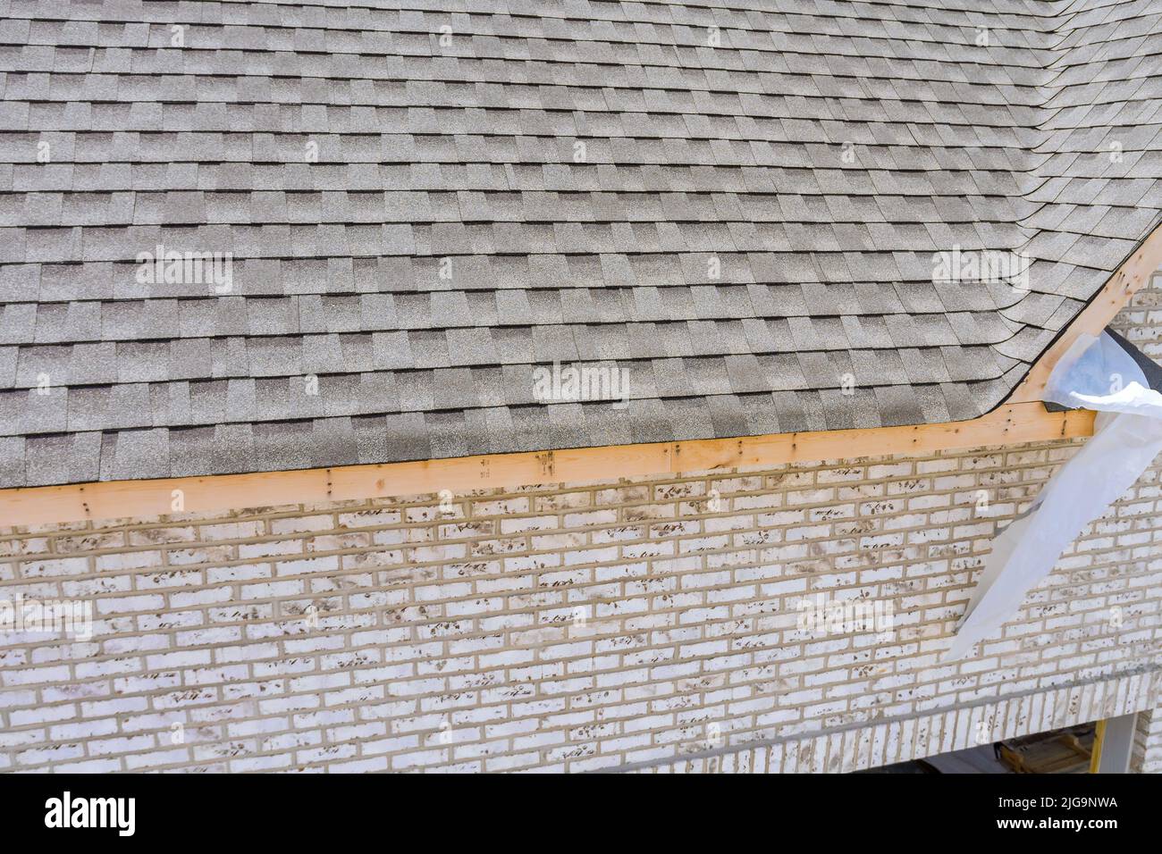 Roofing construction modern house hi-res stock photography and images ...