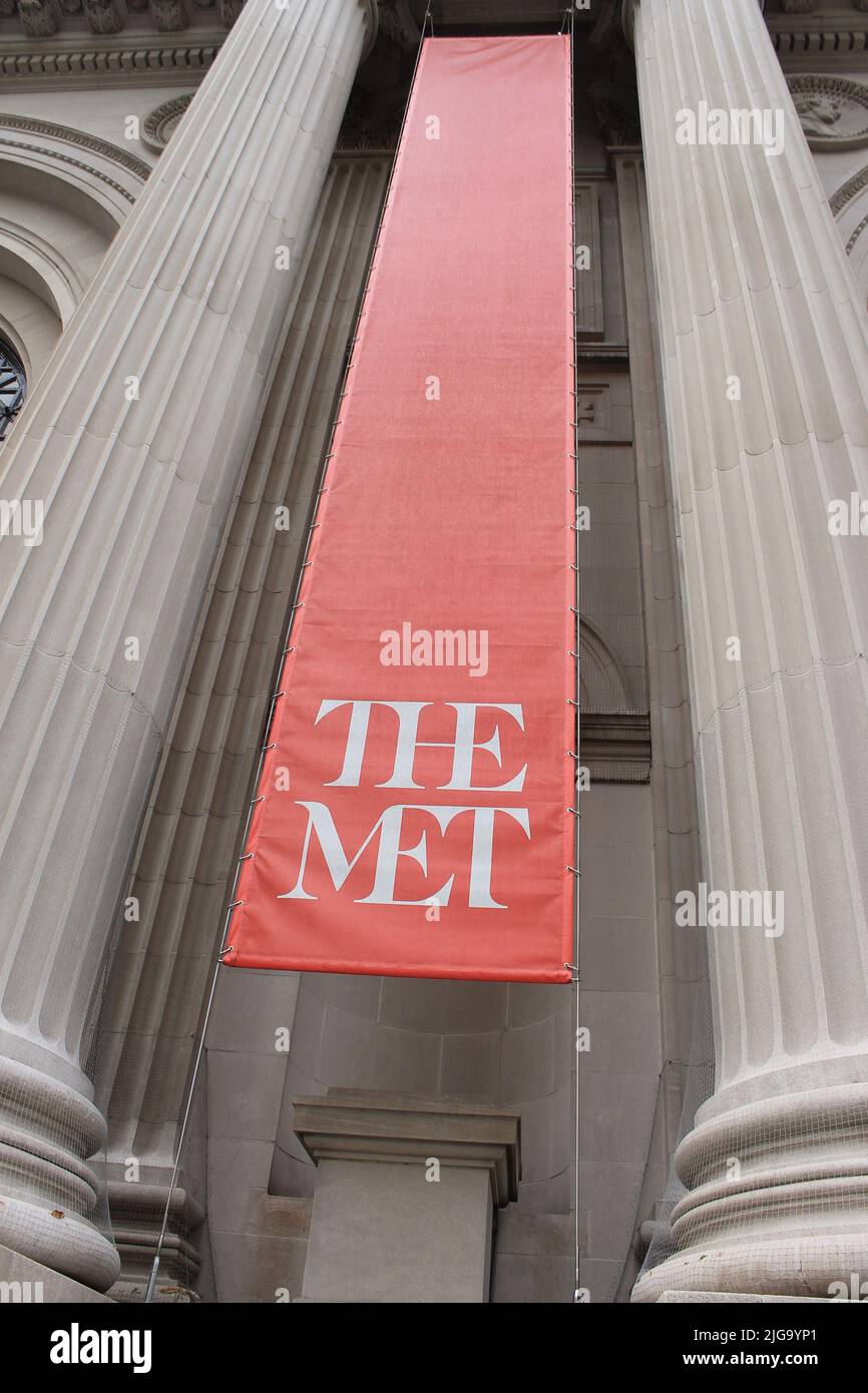 Metropolitan museum of art exterior hi-res stock photography and images ...