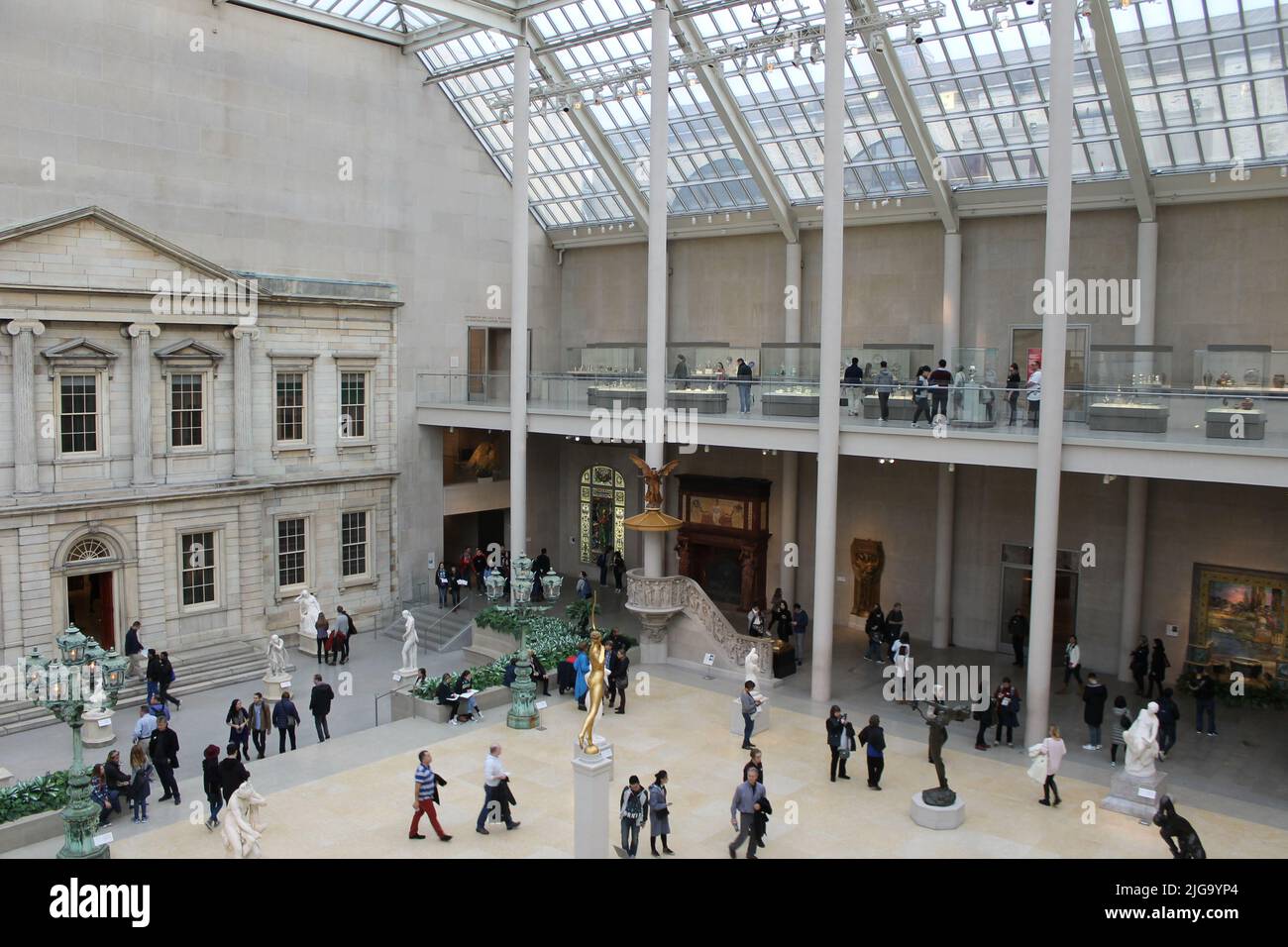 Fountain new york art museum hi-res stock photography and images - Alamy