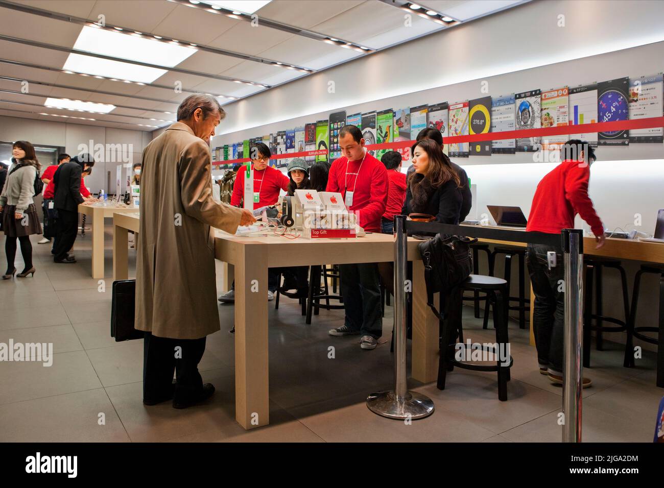 Apple computer store interior Ginza Tokyo Japan 2 Stock Photo - Alamy