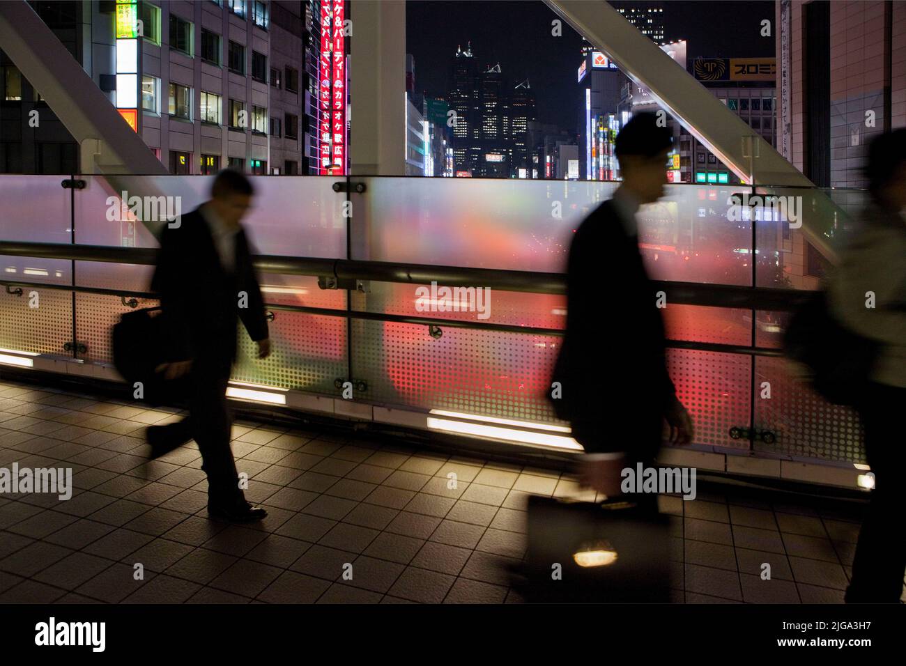 Walking people crossing in shinjuku hi-res stock photography and images ...