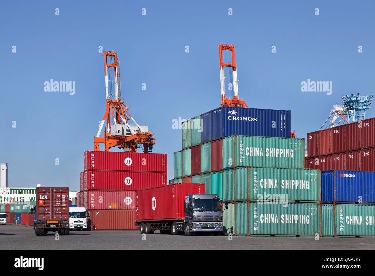 Crane load containers port Yokohama Japan H Stock Photo - Alamy