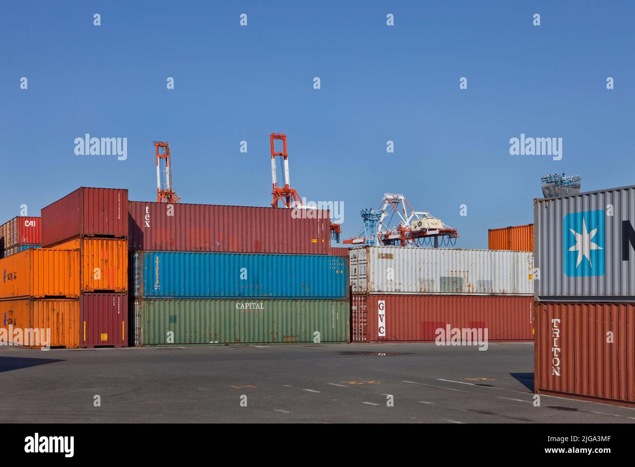 Crane load containers port Yokohama Japan H Stock Photo - Alamy