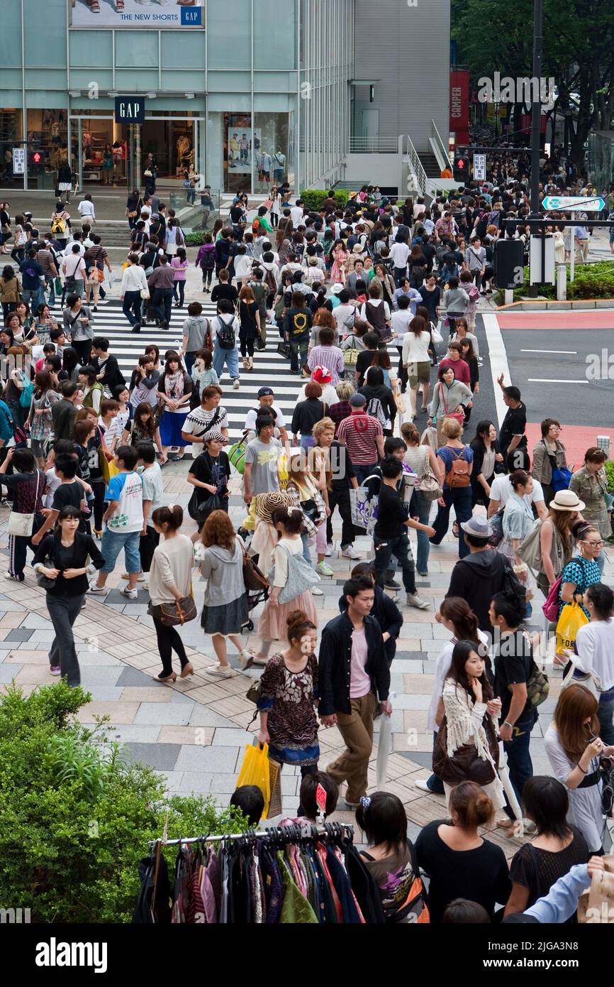 Crowded intersection omotesando tokyo hi-res stock photography and ...