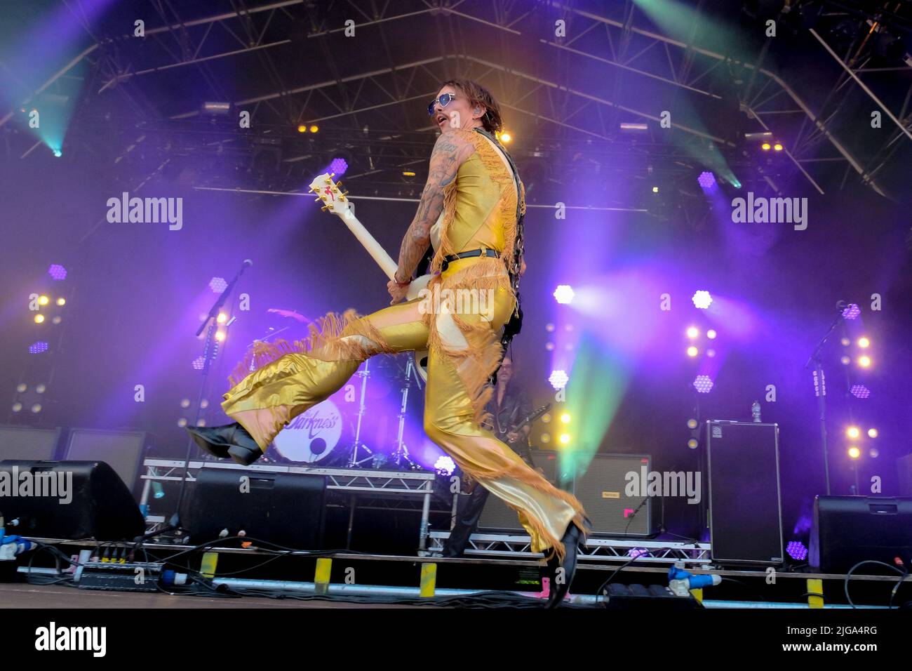 Great Tew, UK. 08th July, 2022. Lead singer and guitarist Justin ...