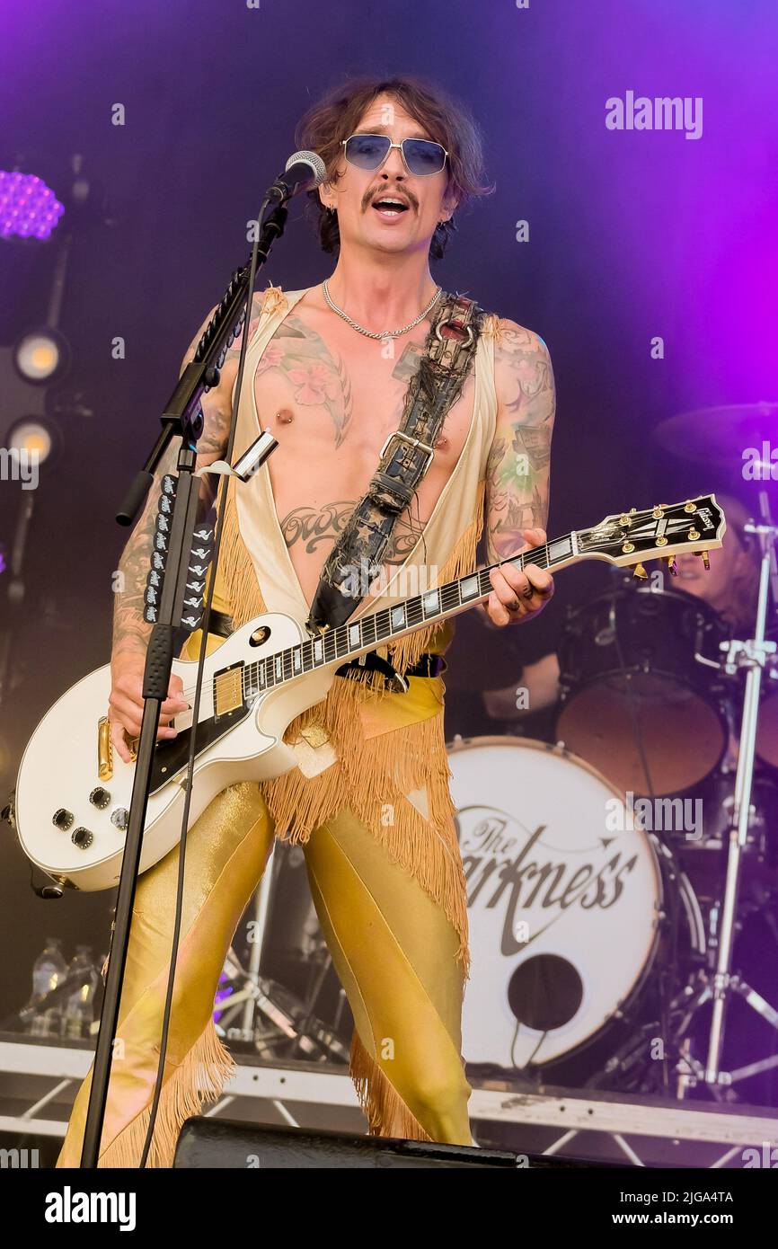 Great Tew, UK. 08th July, 2022. Lead singer and guitarist Justin ...