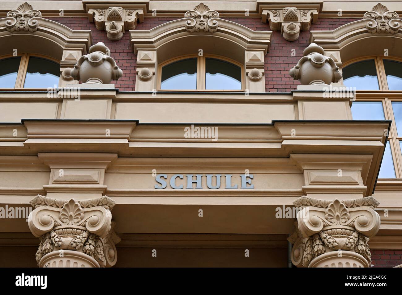 Gotha, Germany. 07th July, 2022. "Schule" is written above the entrance ...