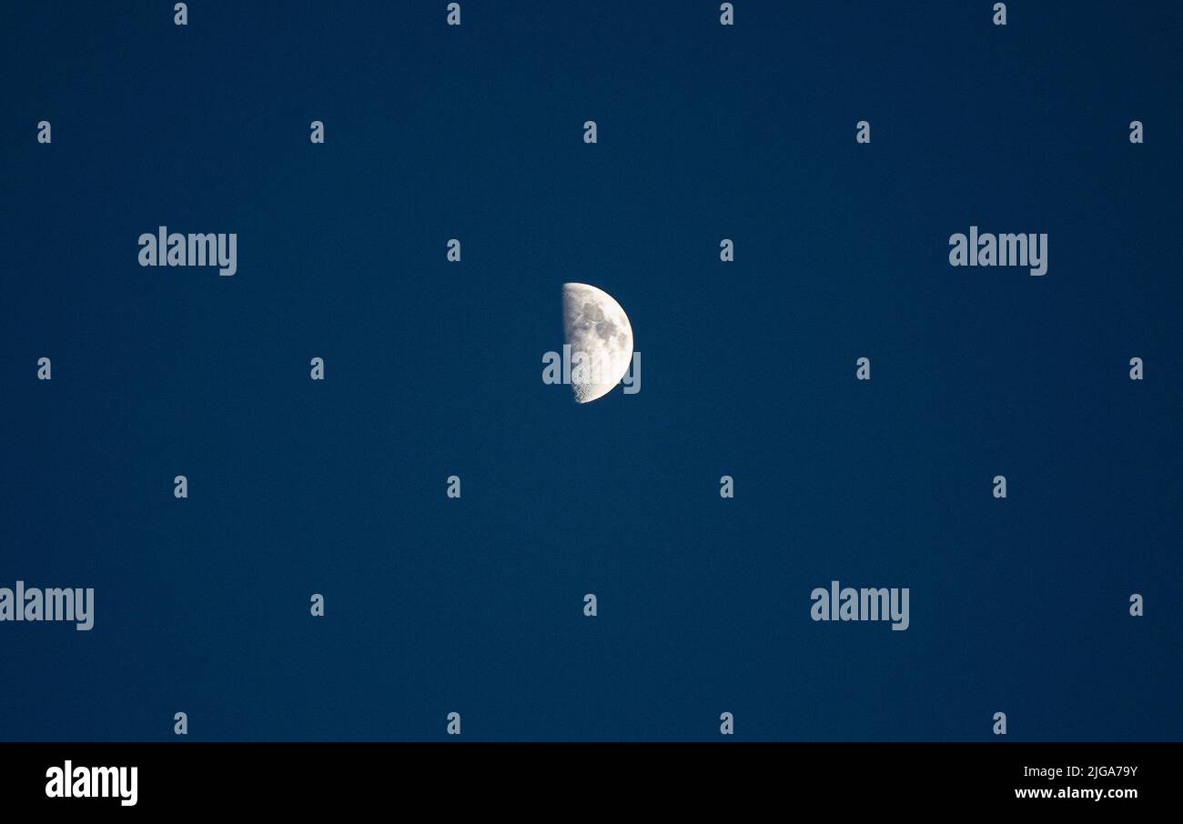 Quarter moon 2022 hi-res stock photography and images - Alamy