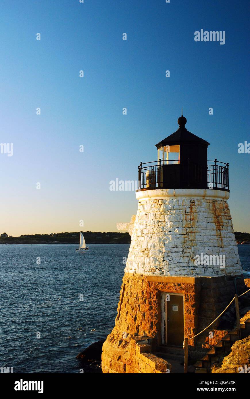 Lighthouse on rocky shore water hi-res stock photography and images - Alamy