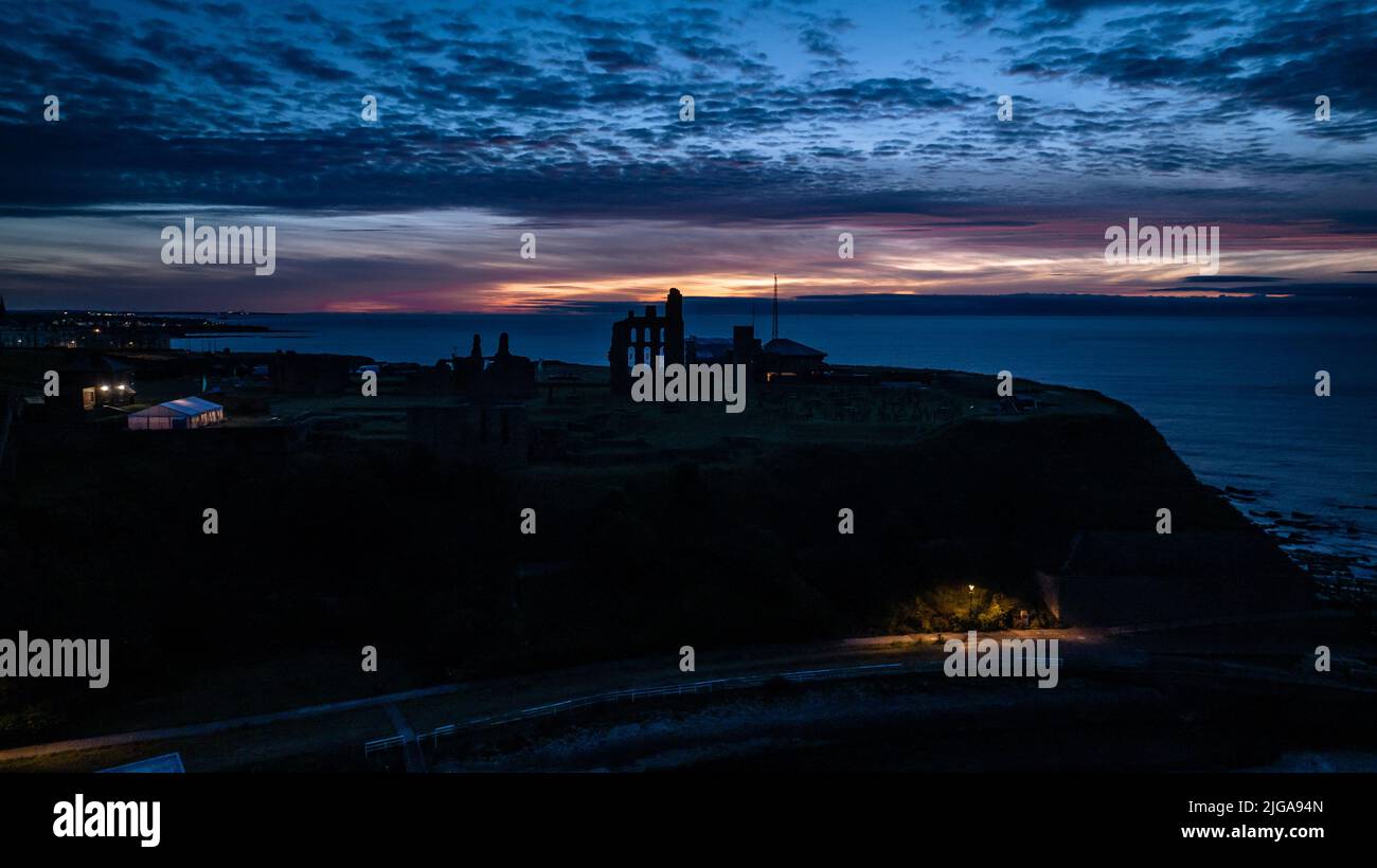 Dawn breaks over Tynemouth Priory and Castle at Tynemouth Stock Photo ...