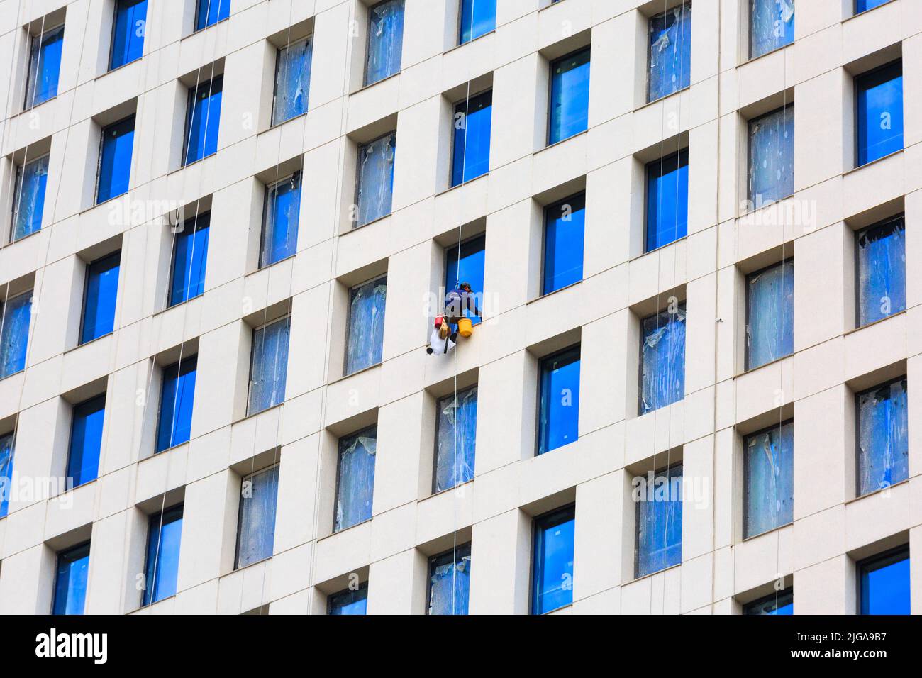 group of window washers hanging on ropes on a skyscraper facade Stock ...