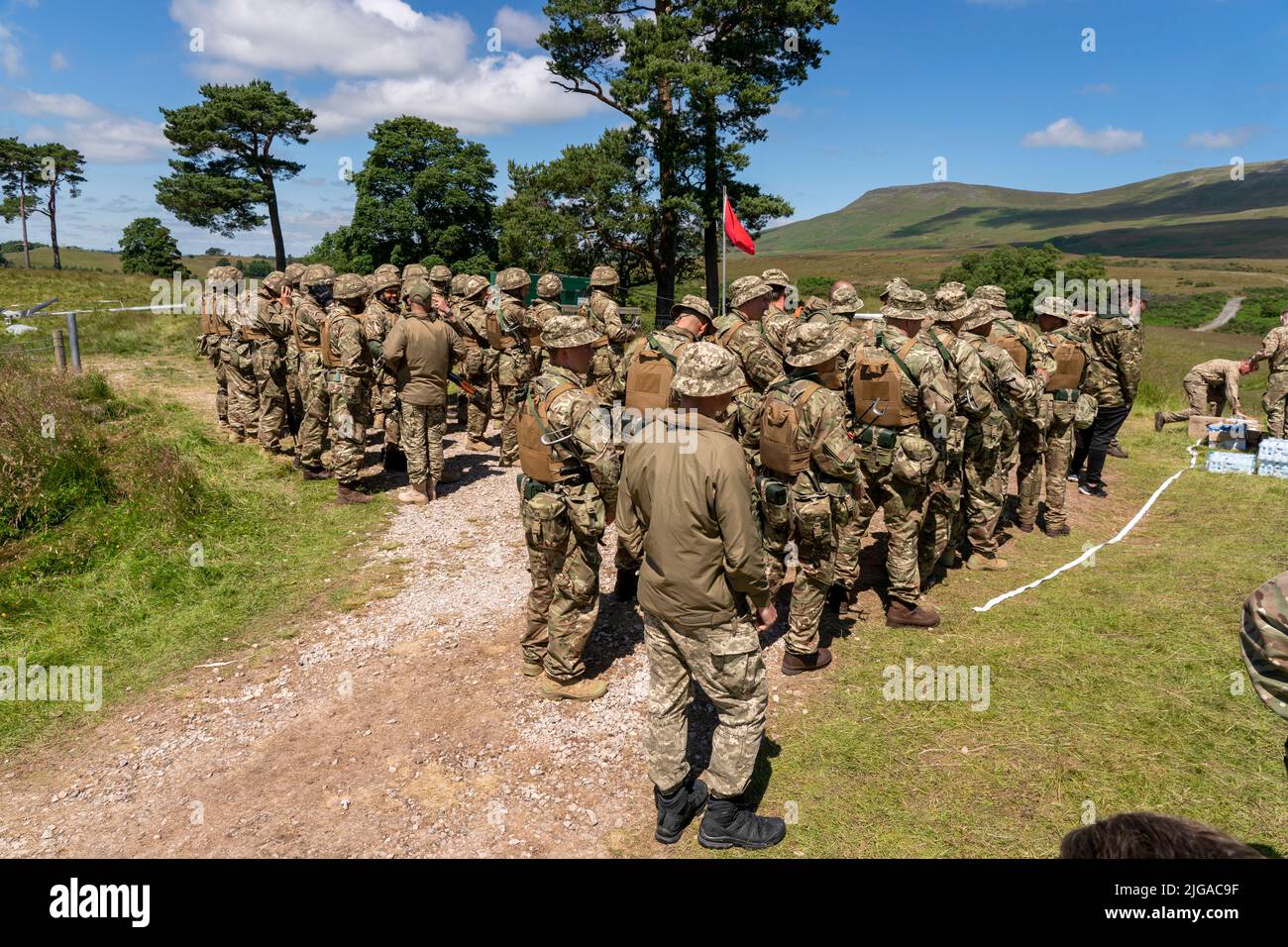New recruits to the Ukranian army being trained by UK armed forces ...