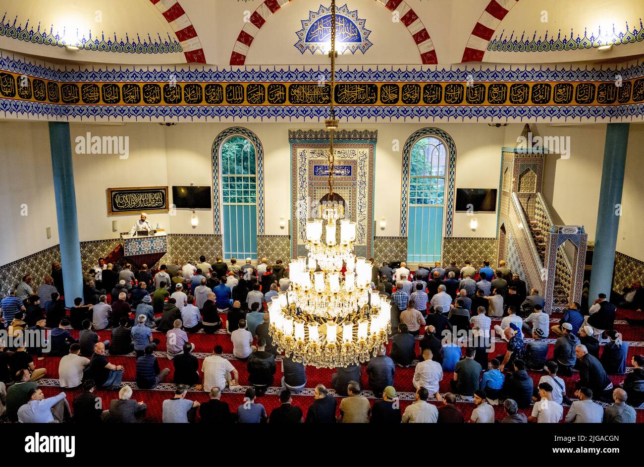 2022-07-09 06:12:14 ROTTERDAM - Muslims during morning prayers in the ...