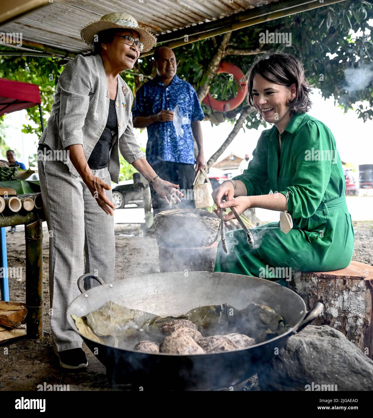 Palau. 09th July, 2022. Foreign Minister Annalena Baerbock (r, Greens ...
