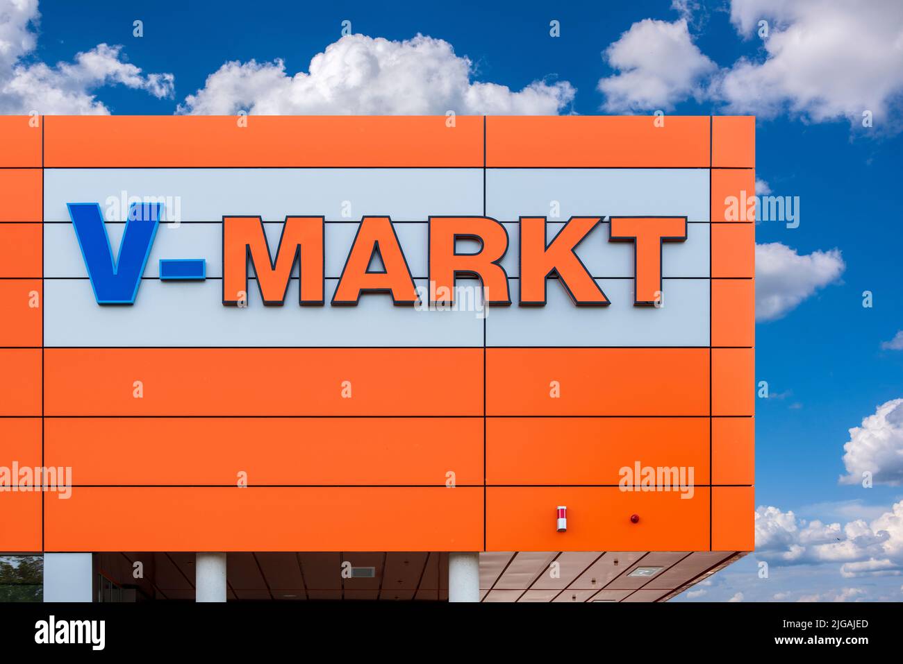 Werbe- und Firmenschild der Firma V-Markt Stock Photo - Alamy