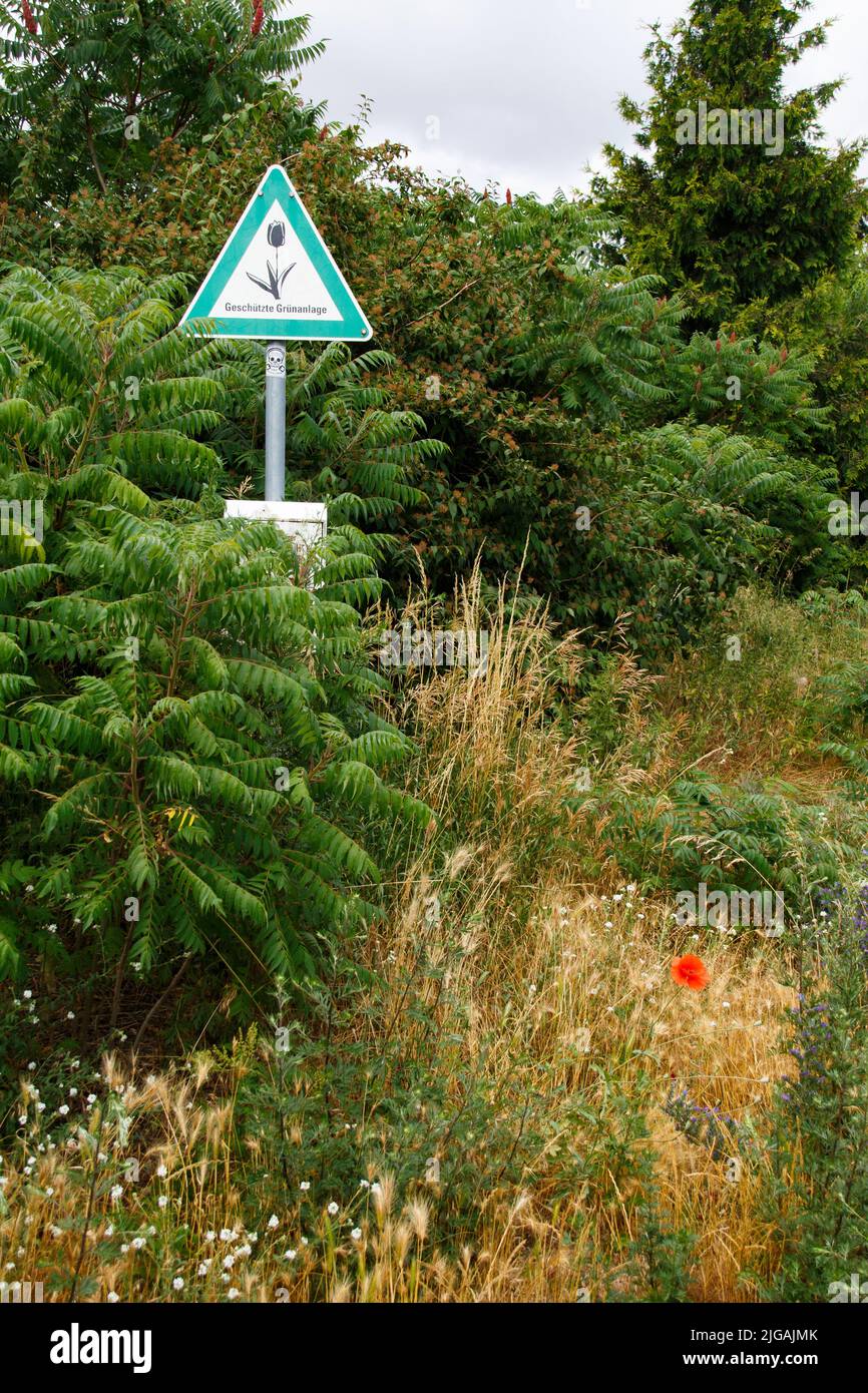 A footpath between Finkenkruger Weg and Isenburger Weg, Stakken, Berlin ...